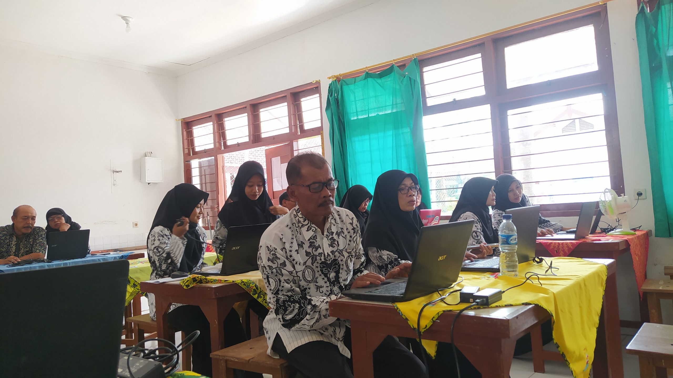 Workshop Pembuat Lembar Kerja Inovatif Guru dengan Menggunakan Aplikasi Canva - SMP Negeri 2 Muncar