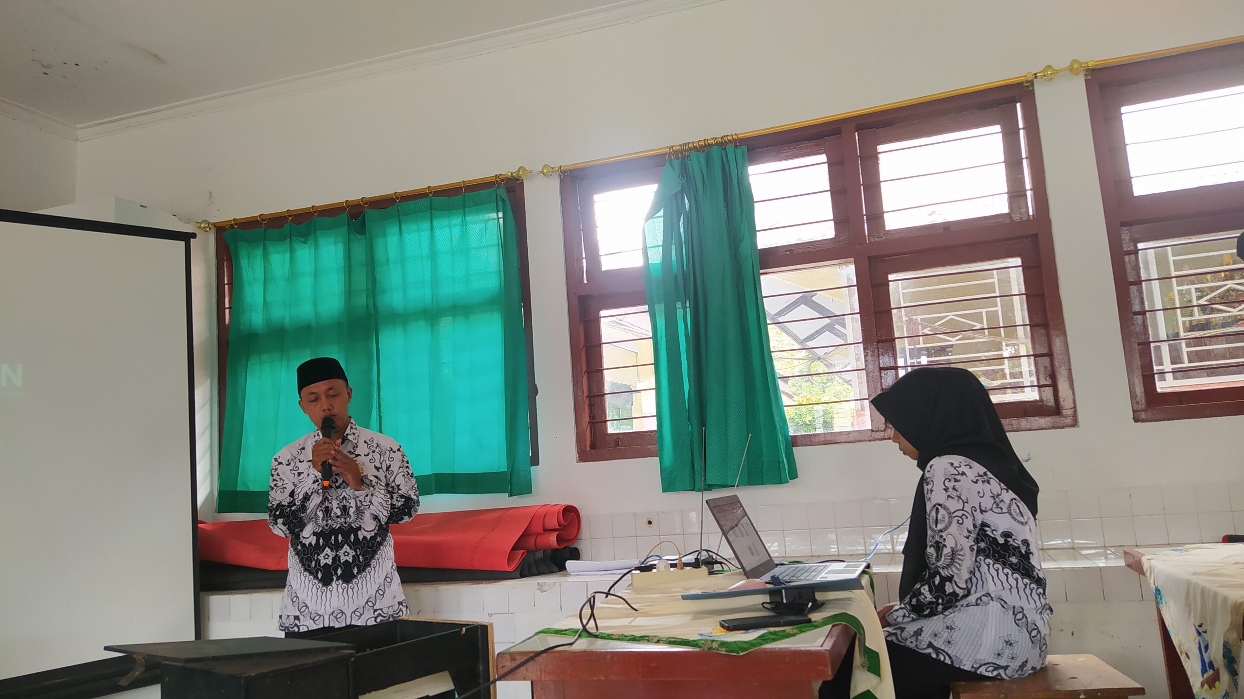 Workshop Pembuat Lembar Kerja Inovatif Guru dengan Menggunakan Aplikasi Canva - SMP Negeri 2 Muncar