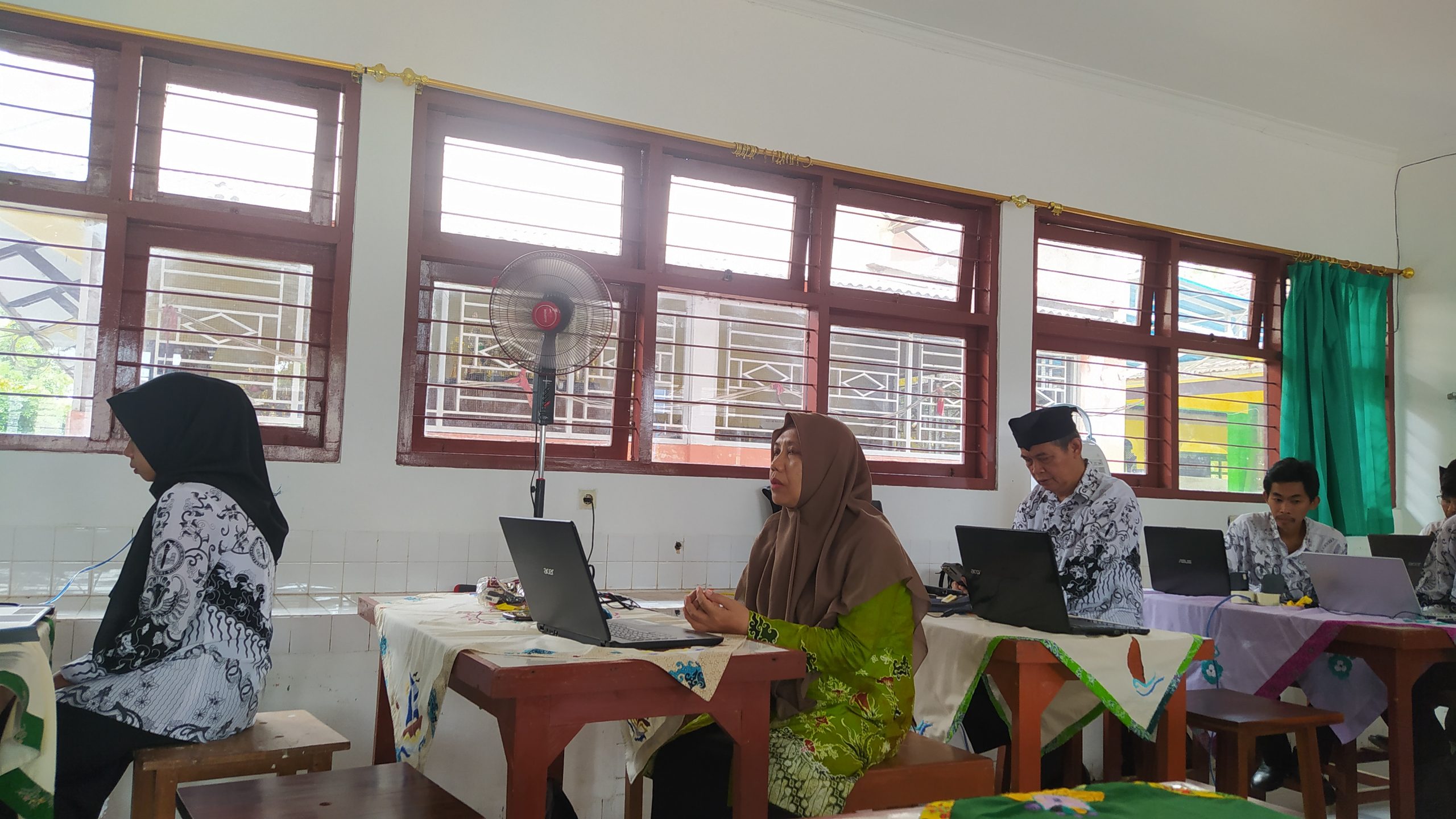 Workshop Pembuat Lembar Kerja Inovatif Guru dengan Menggunakan Aplikasi Canva - SMP Negeri 2 Muncar