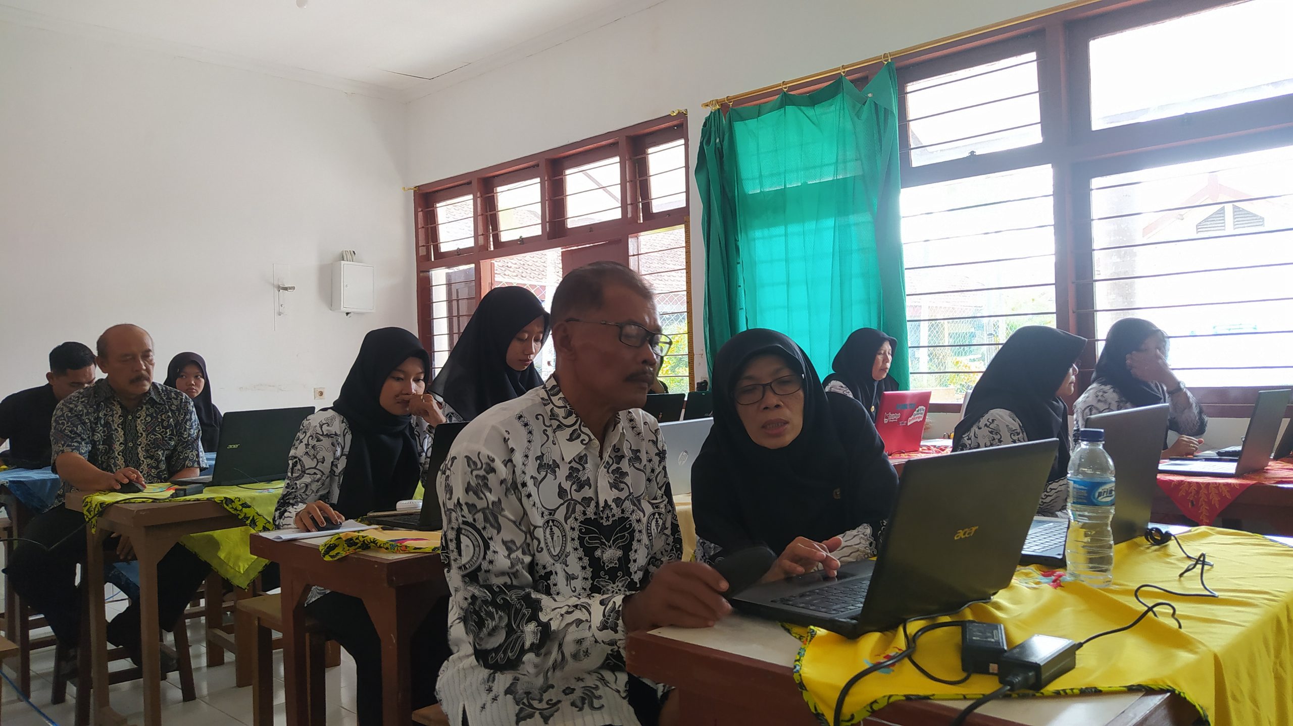 Workshop Pembuat Lembar Kerja Inovatif Guru dengan Menggunakan Aplikasi Canva - SMP Negeri 2 Muncar