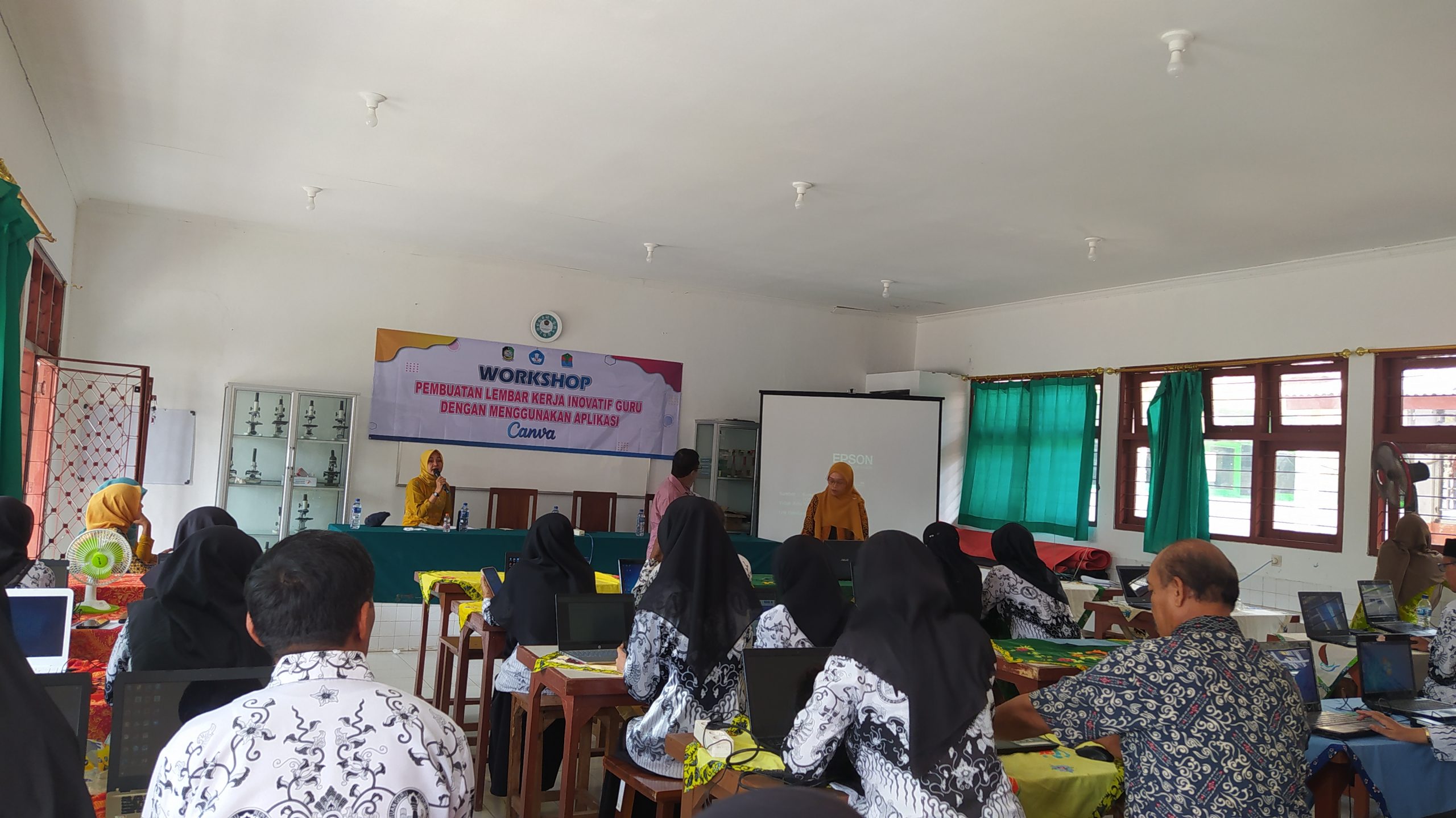Workshop Pembuat Lembar Kerja Inovatif Guru dengan Menggunakan Aplikasi Canva - SMP Negeri 2 Muncar